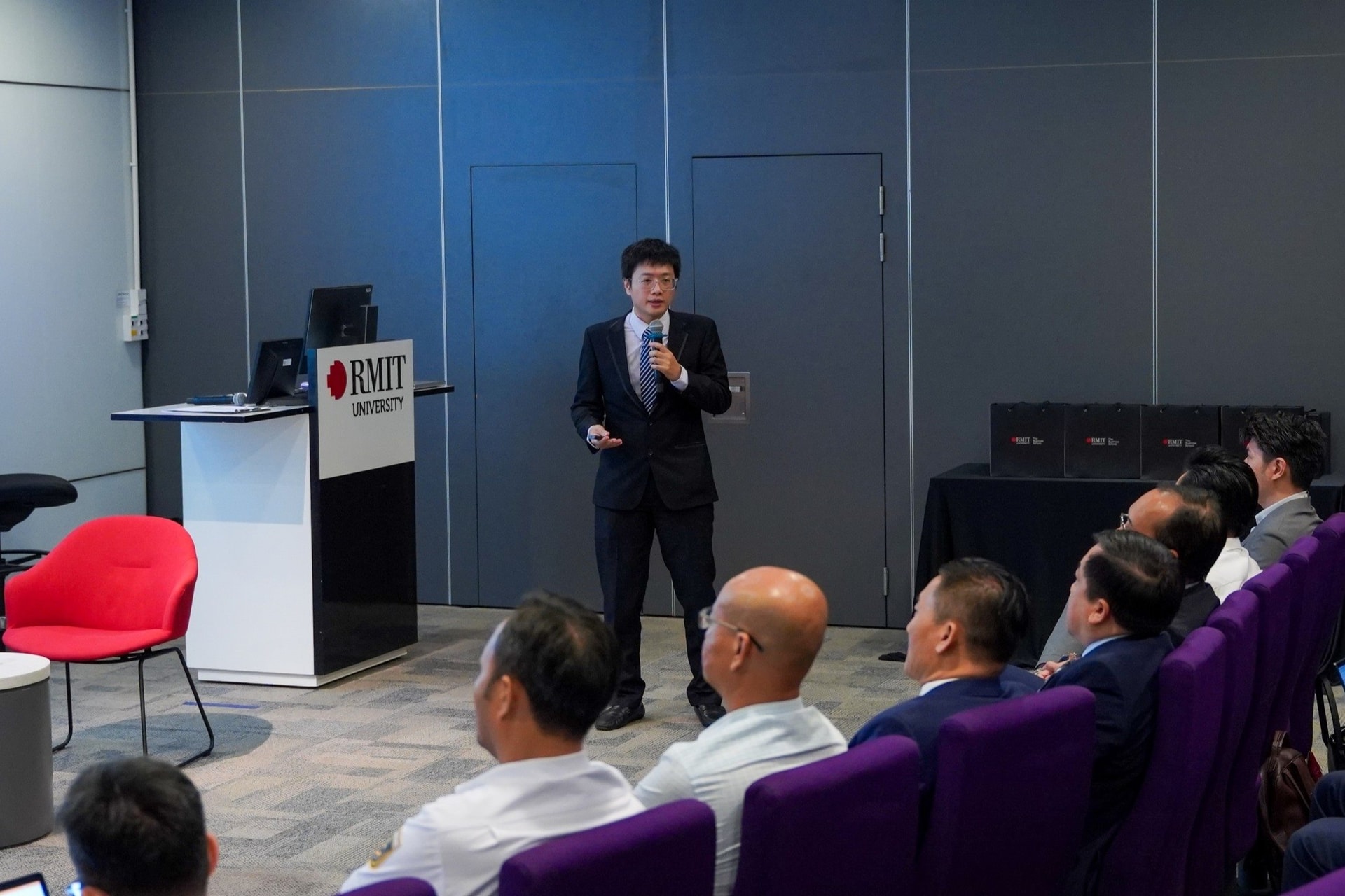 Chuyển đổi năng lượng ở cảng biển Việt Nam: Xây dựng quản trị hợp tác ...