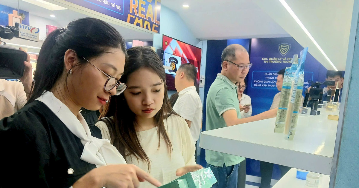 Mở cửa Phòng trưng bày "Nhận diện hàng vi phạm”